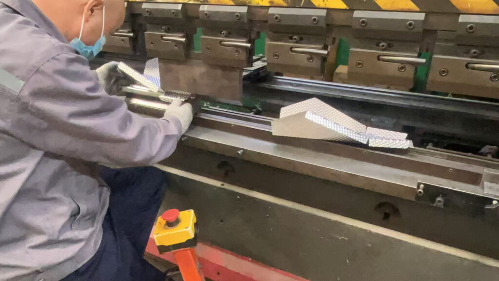 中山鑫捷精密钣金加工服务—专注结构落地与批量制造可靠性，用工艺把图纸变成可靠产品 - 中山市鑫捷金属有限公司